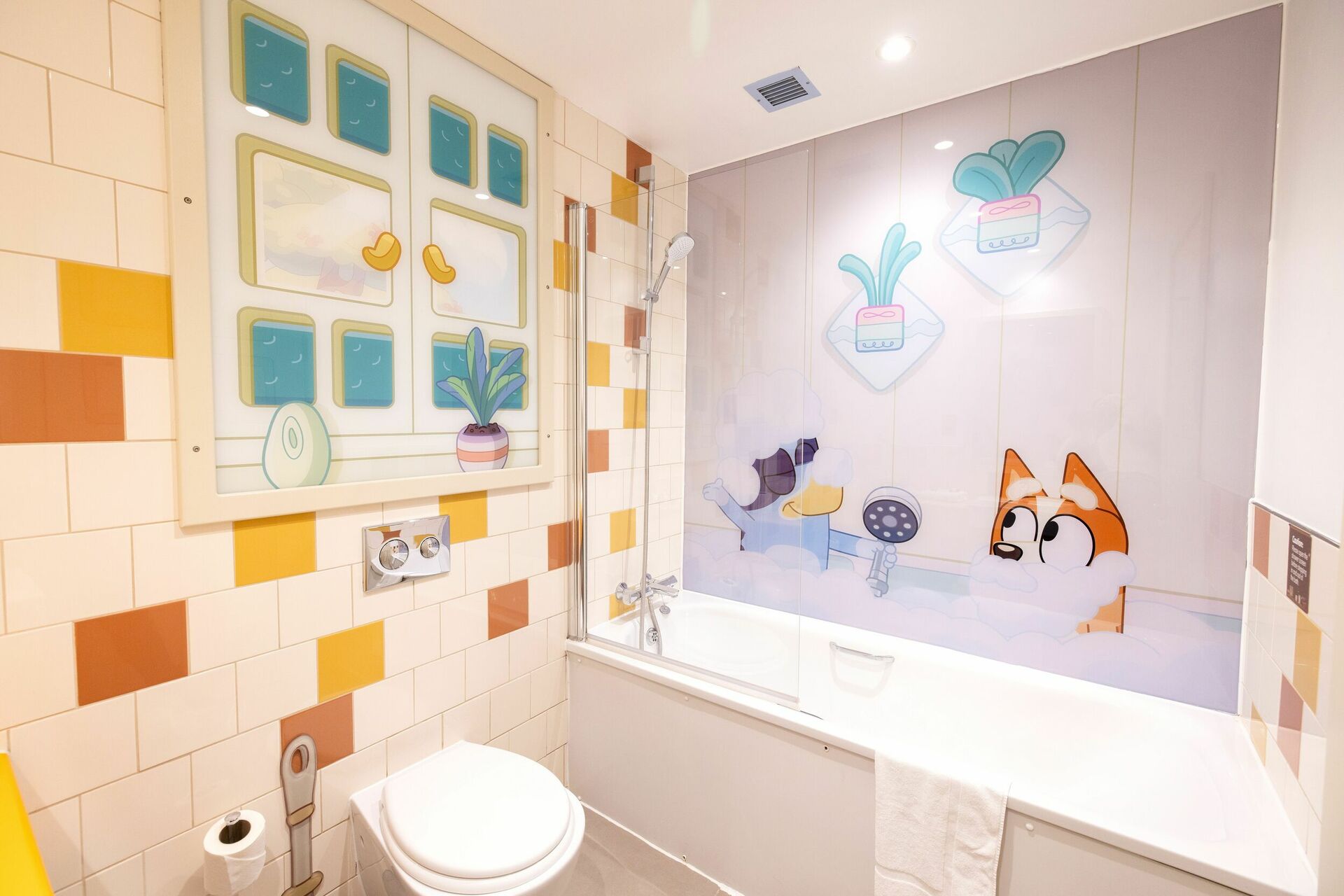 Ontdek de eerste CBeebies hotelkamer van 'Bluey' in Alton Towers ...