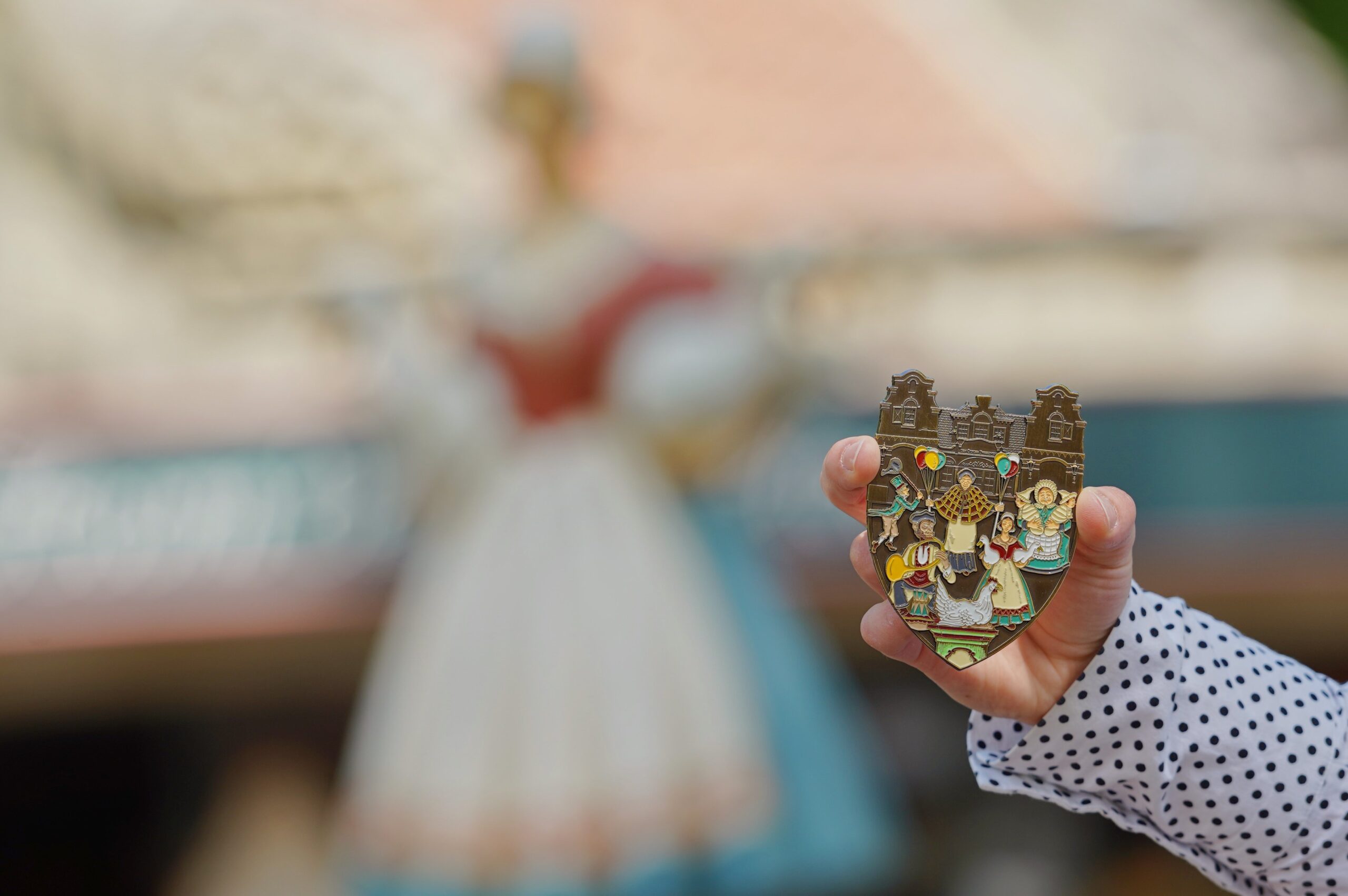 Efteling brengt reuzenpin uit van Anton Pieckplein - Backseaters